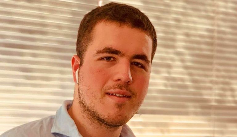 È identico a suo padre, uno degli attori più sexy: chi è?