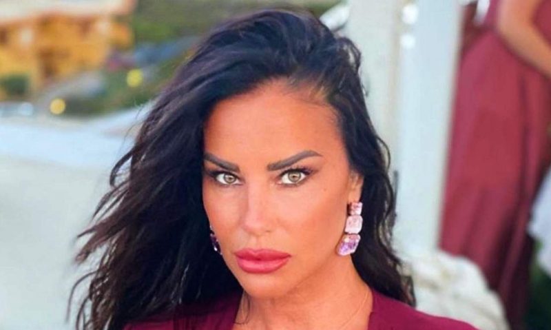 Antonella Mosetti, il costume è micro e trasparente: si vede tutto