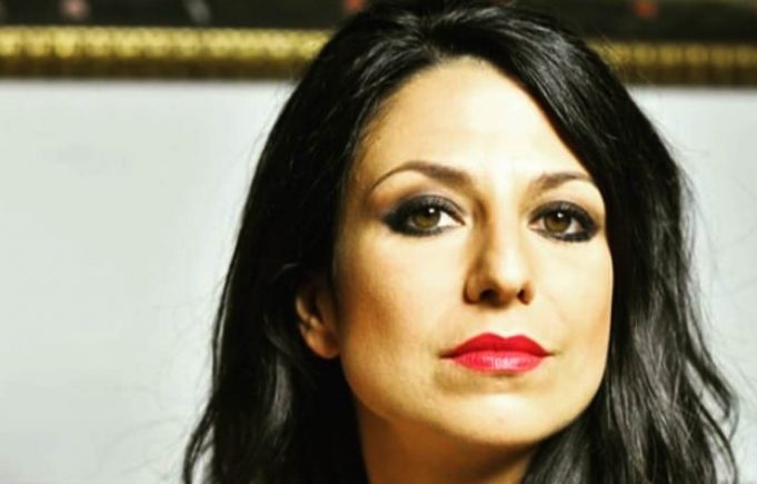 Sconsolata, avete mai visto la figlia? È famosa e bellissima