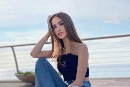 Charlotte M - Il Film Flamingo Party | la recensione | il primo film di ...