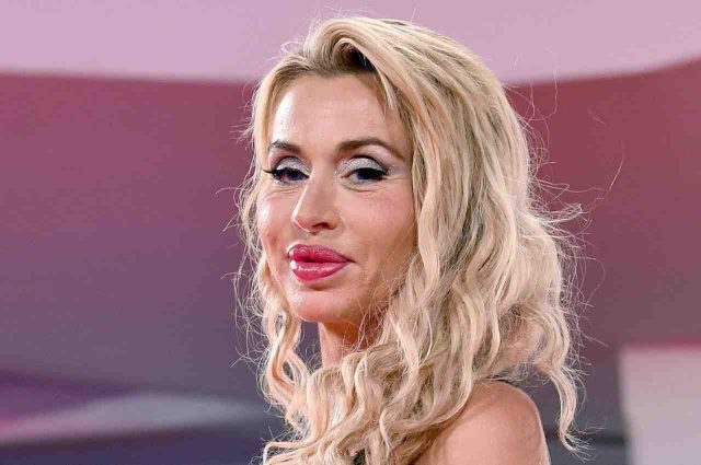 Chi è Valeria Marini? Età, carriera, mamma, amori, aborti, matrimonio ...